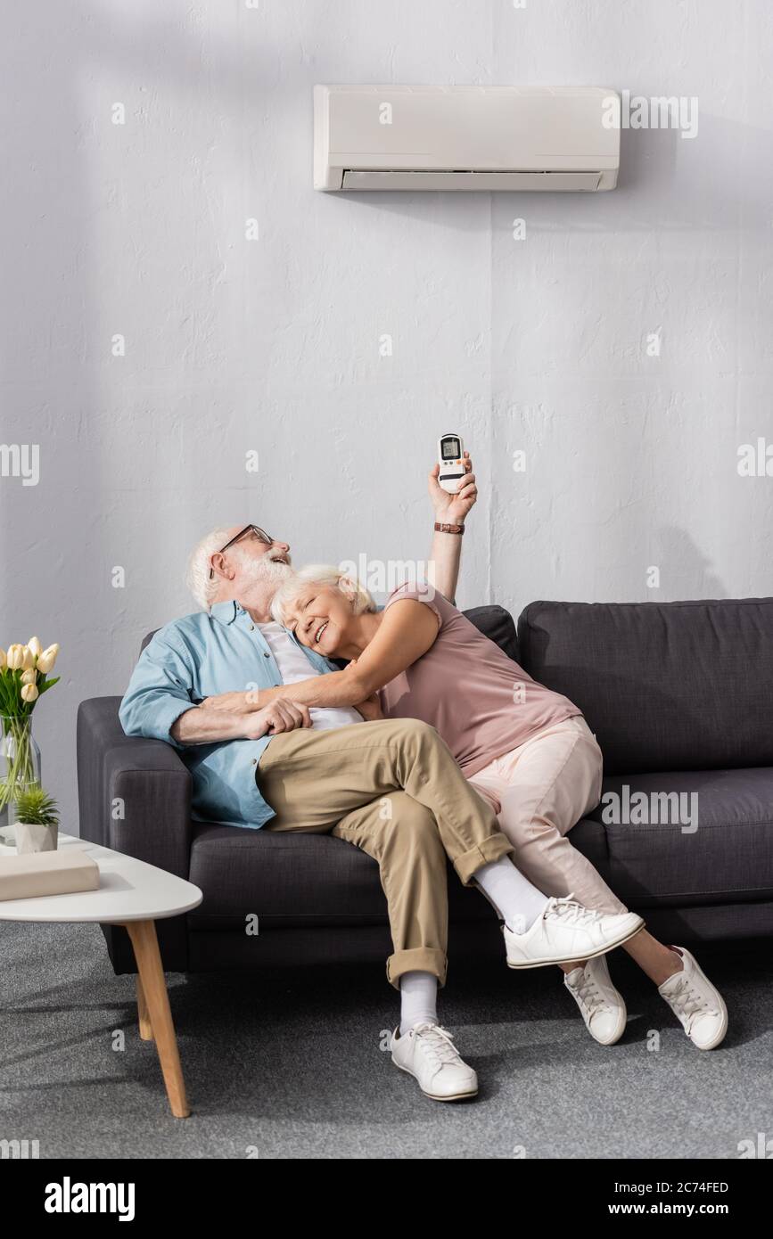 Family using air conditioning hi-res stock photography and images - Alamy