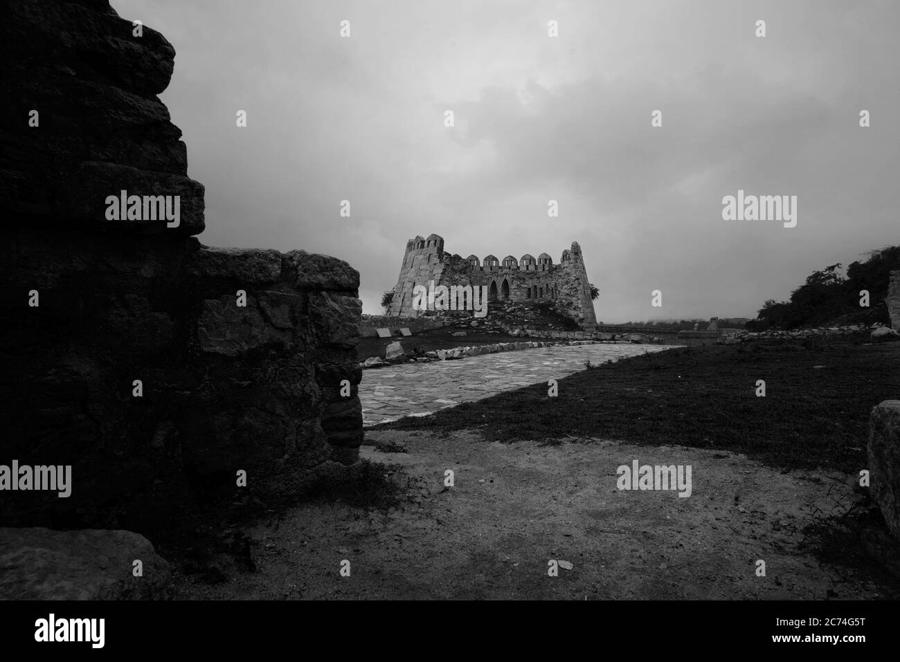 Ruined architecture hi-res stock photography and images - Alamy