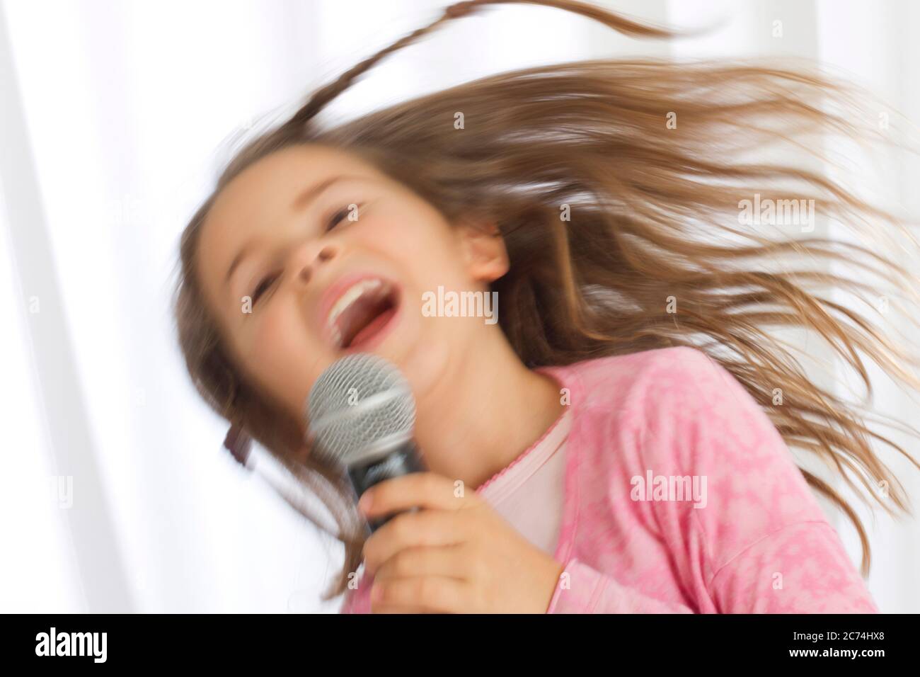 Kids microphone hi-res stock photography and images - Alamy