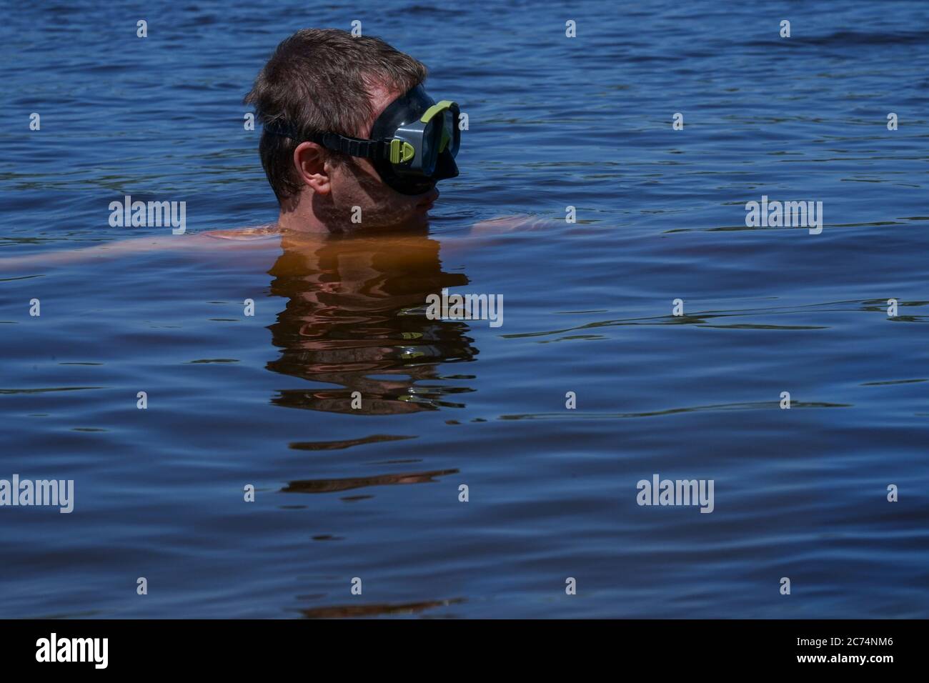 Swimmer dives hi-res stock photography and images - Alamy