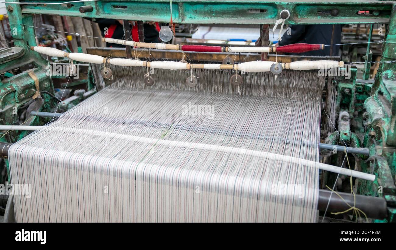 Weaving machine for household weaving, used for weaving persian carpets ...
