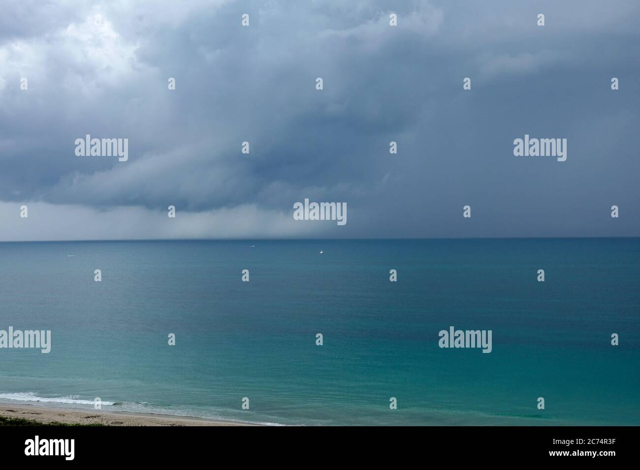 Night view atlantic ocean lightning hi-res stock photography and images ...