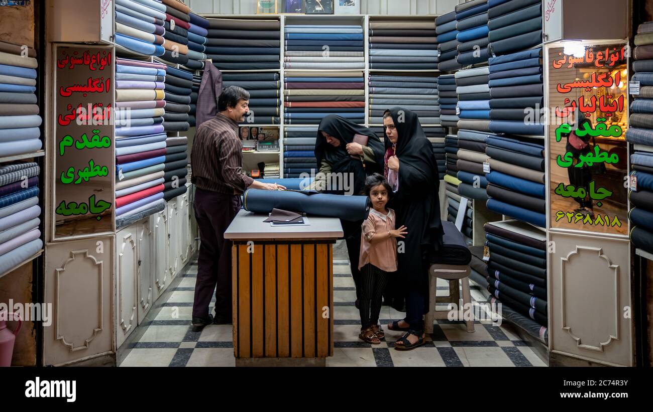Iran esfahan the grand bazaar textiles hi-res stock photography and ...