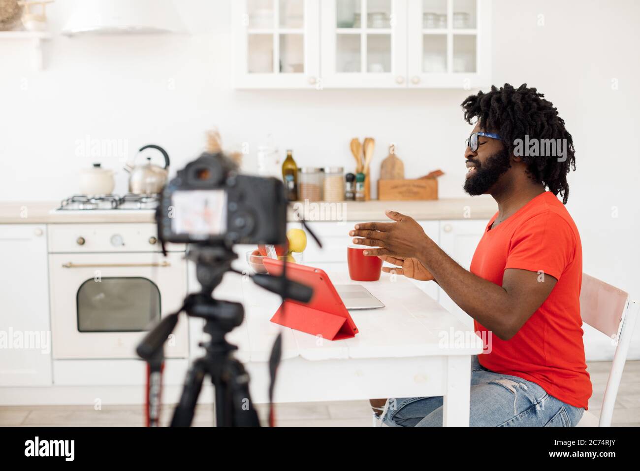 Youtuber filming hi-res stock photography and images - Alamy