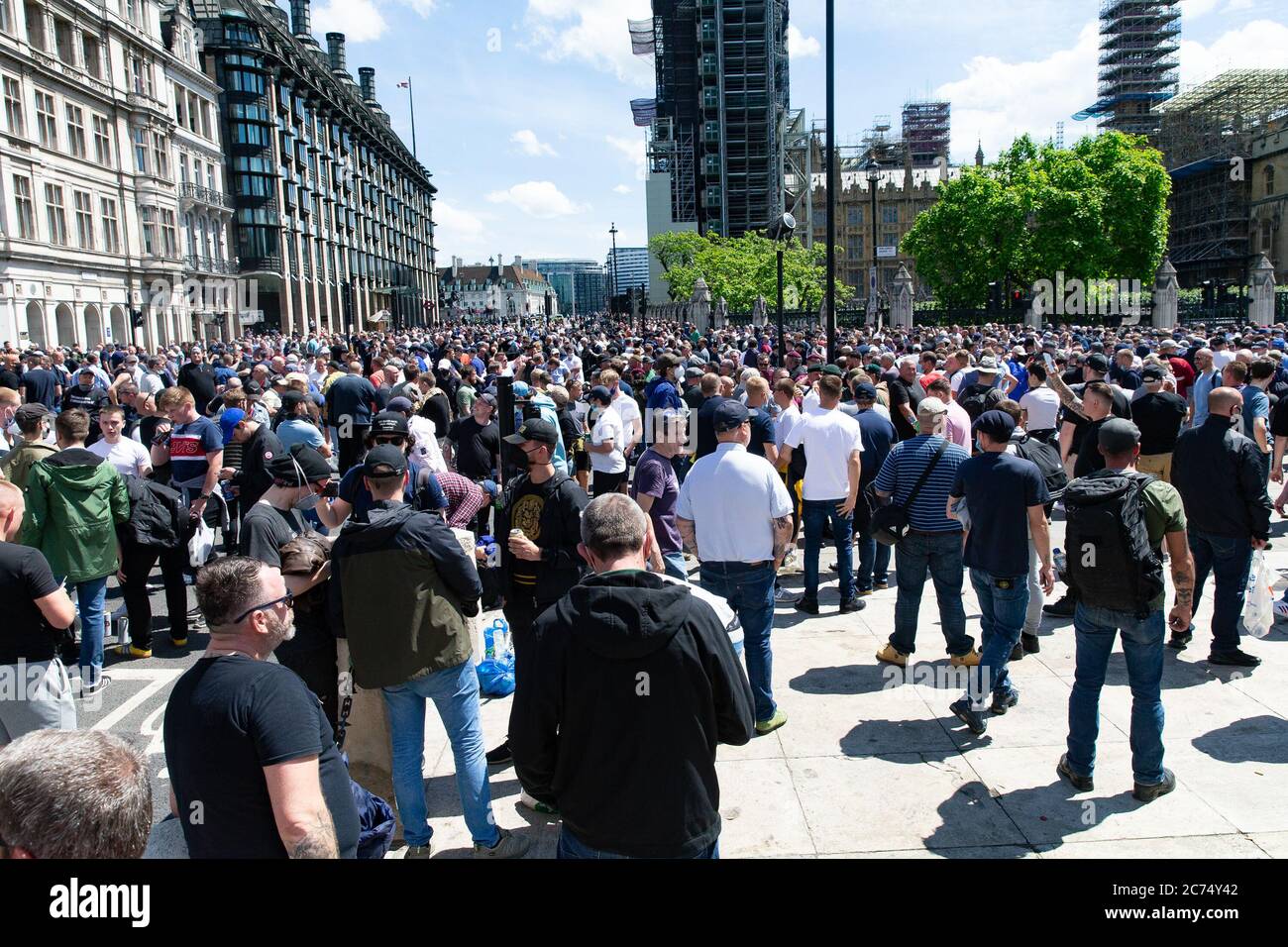 Right wing protesters and the Democratic Football Lads Alliance (DFLA ...