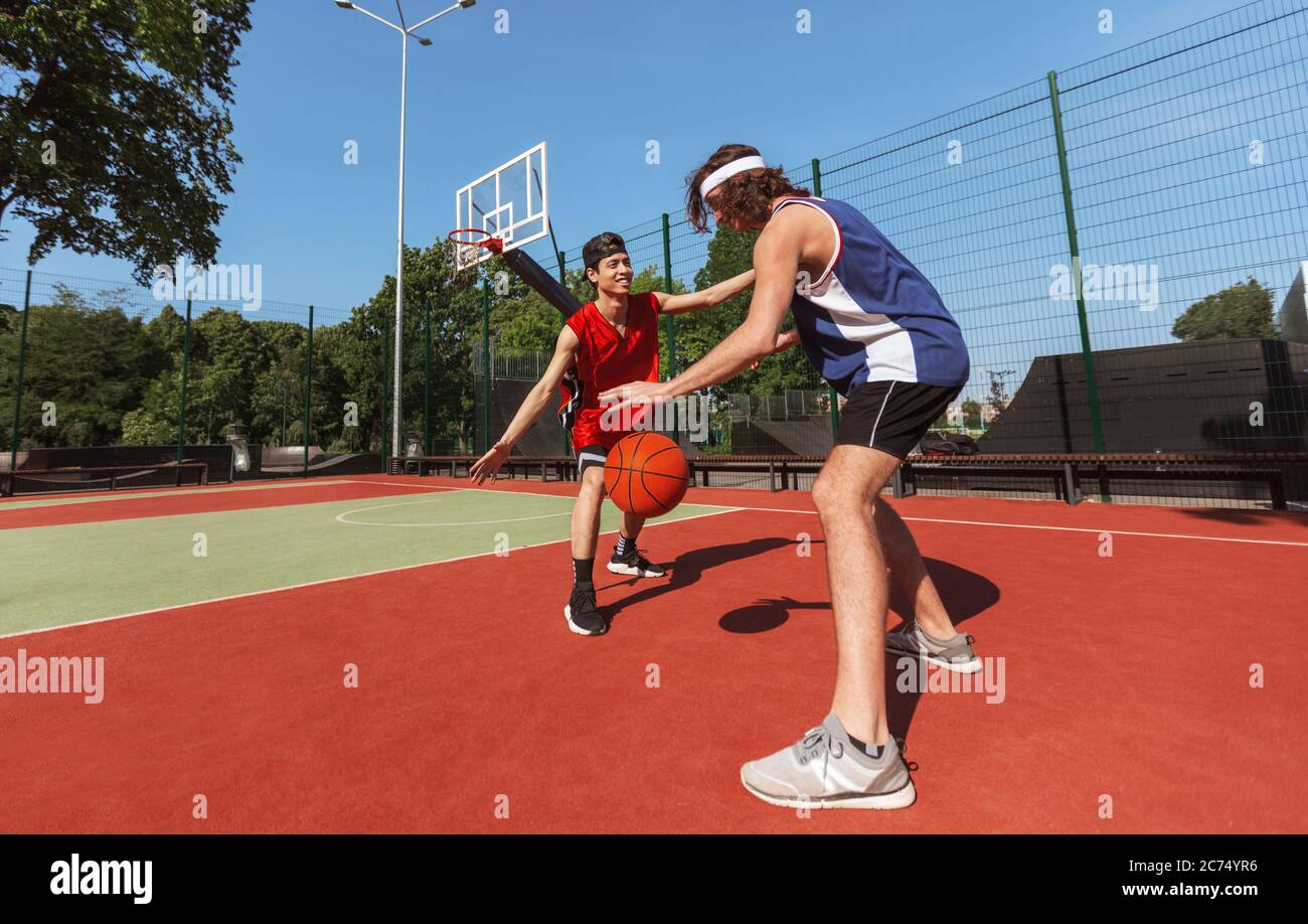 Empty outdoor basketball court hi-res stock photography and images - Alamy