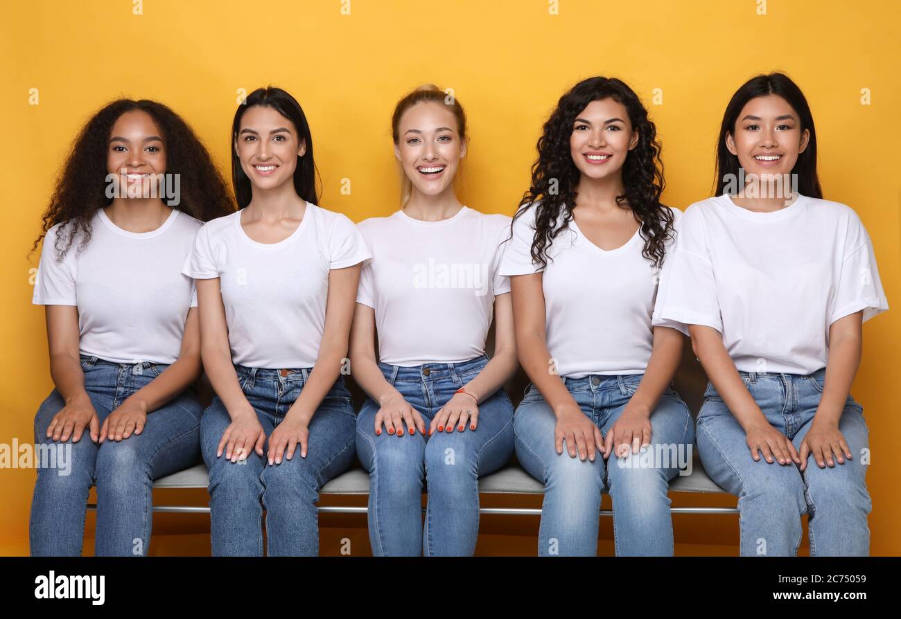 Group of women sitting bench hi-res stock photography and images - Alamy