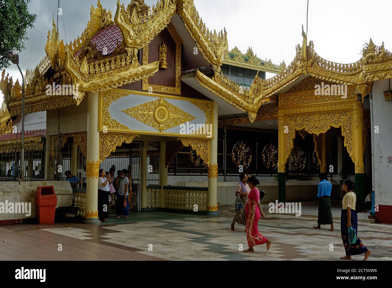 Worshippers, workers and tourists in the Shwedagon Pagoda, Yangom ...