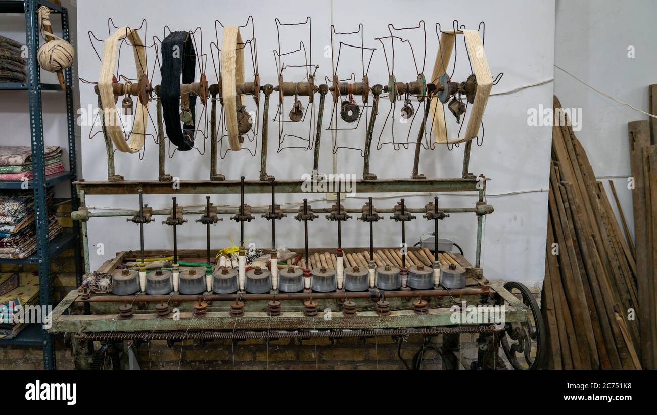 Weaving machine for household weaving, used for weaving persian carpets ...