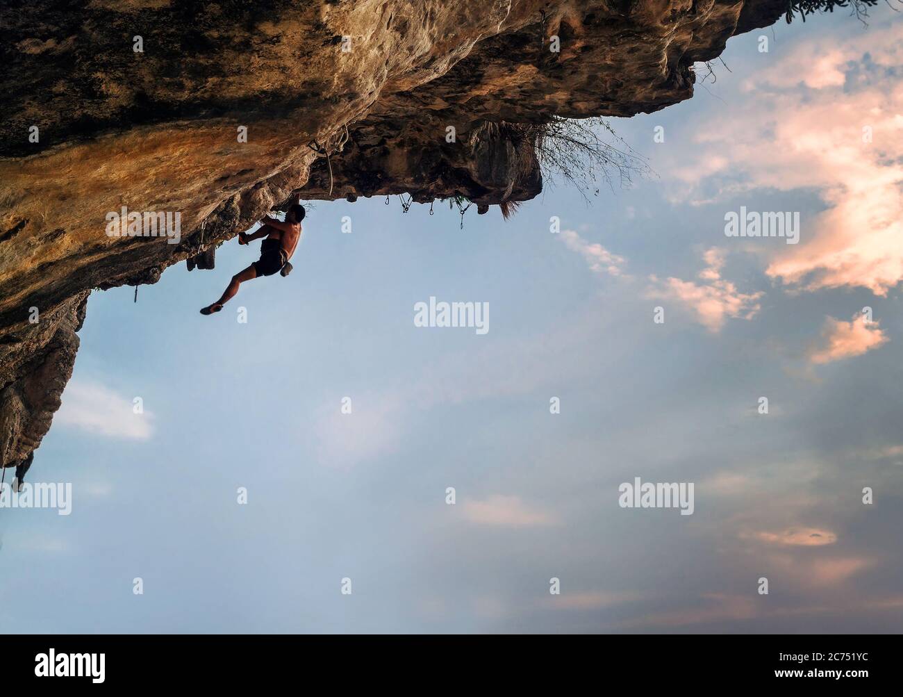 Rock climber on overhanging cliff hi-res stock photography and images ...