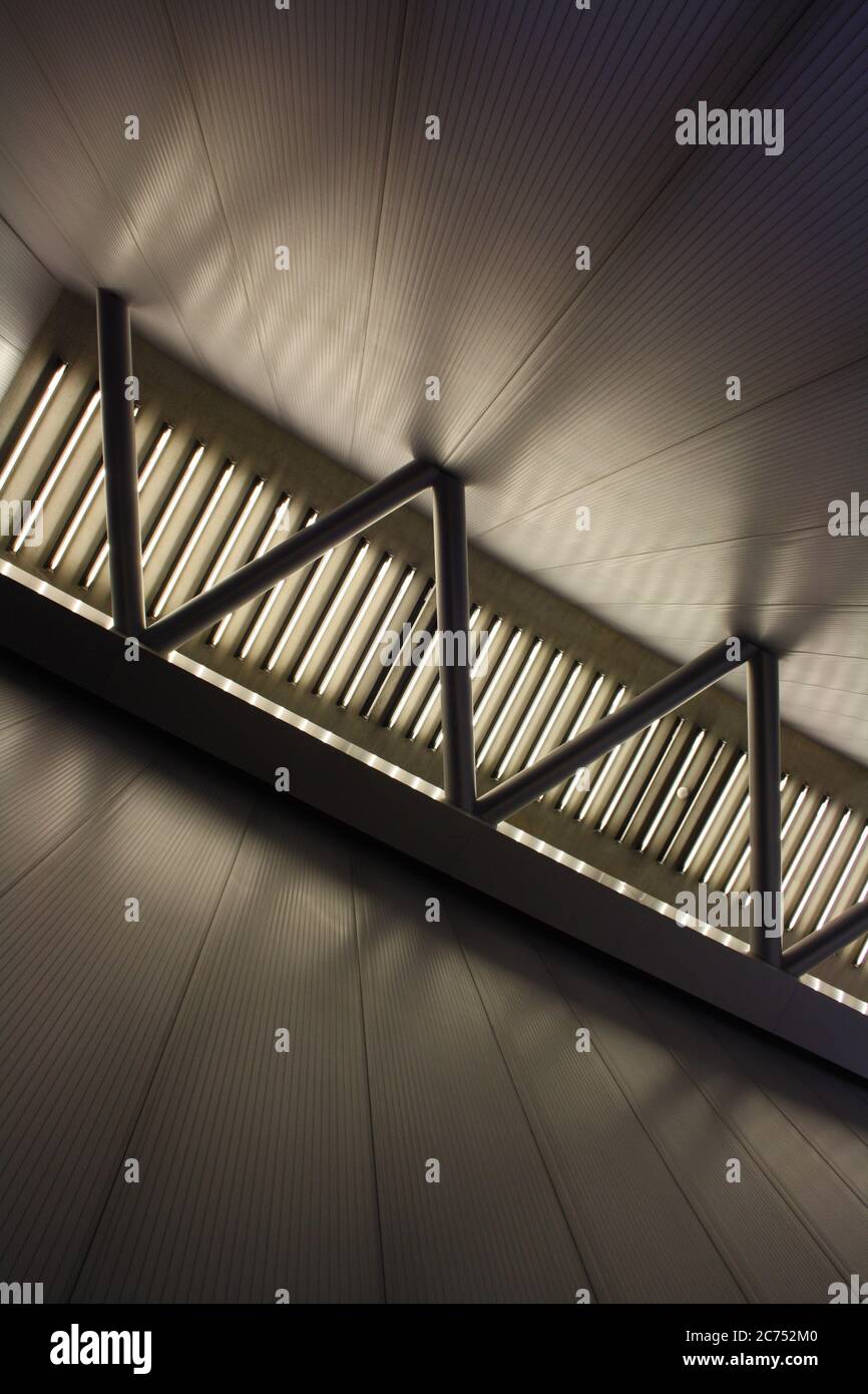 Diagonal lines in architecture hi-res stock photography and images - Alamy