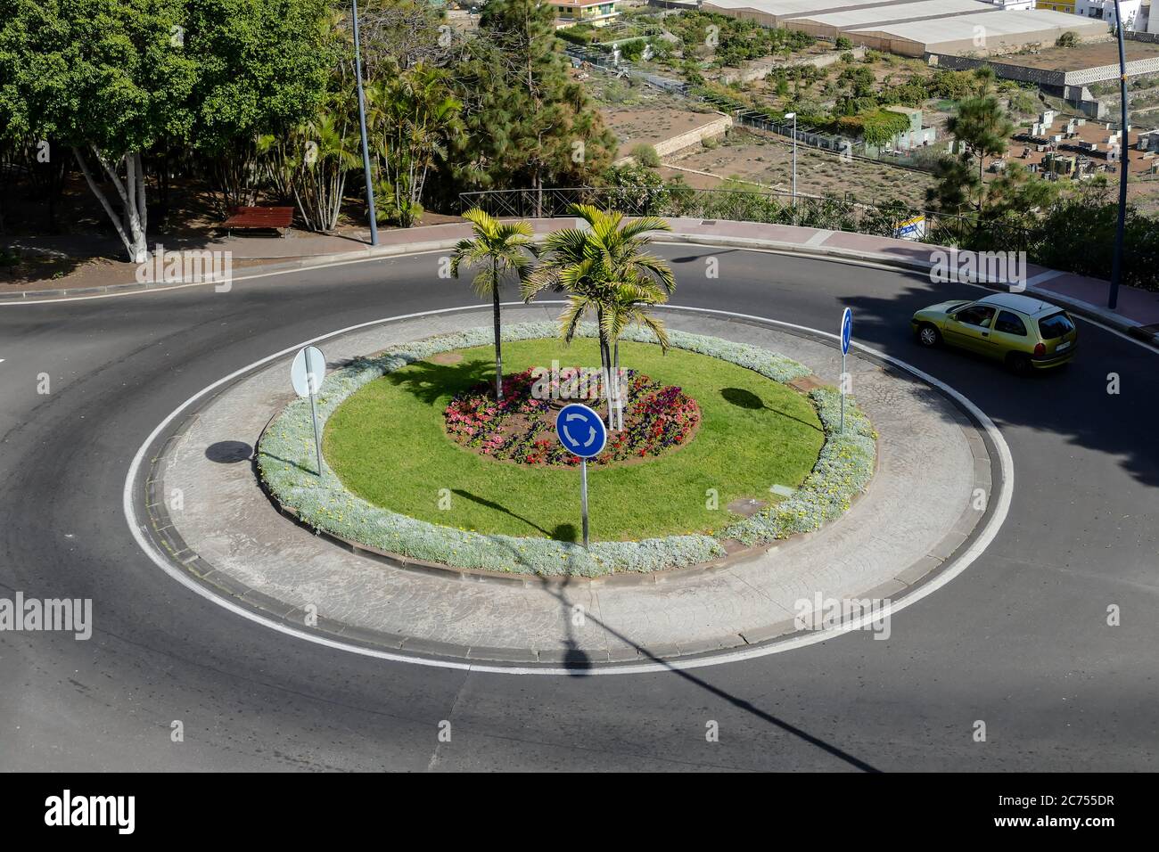 Photo Picture Image of a roundabout on the street Stock Photo - Alamy