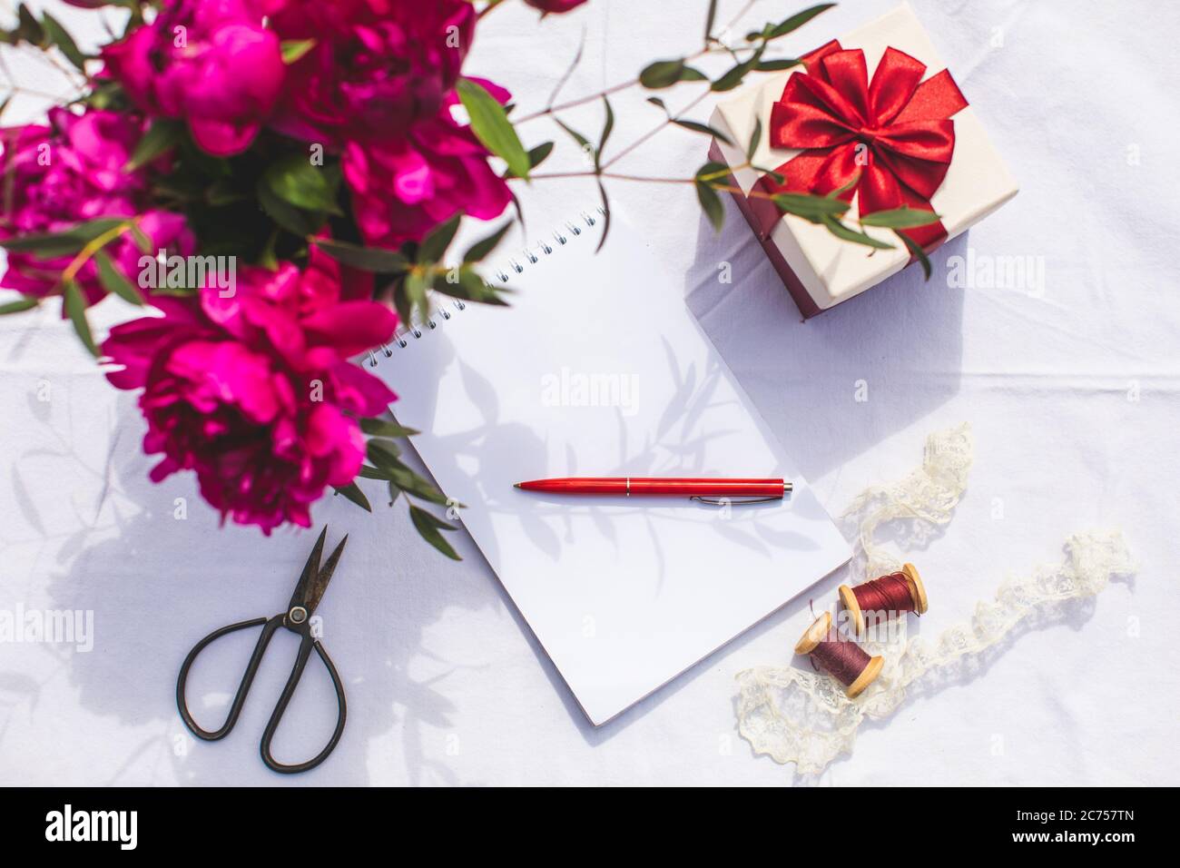 Vase paper card note hi-res stock photography and images - Alamy