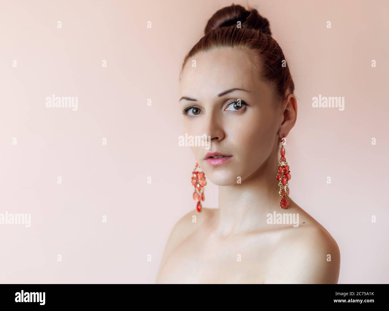 Beauty portrait of a young woman. Natural light Stock Photo - Alamy