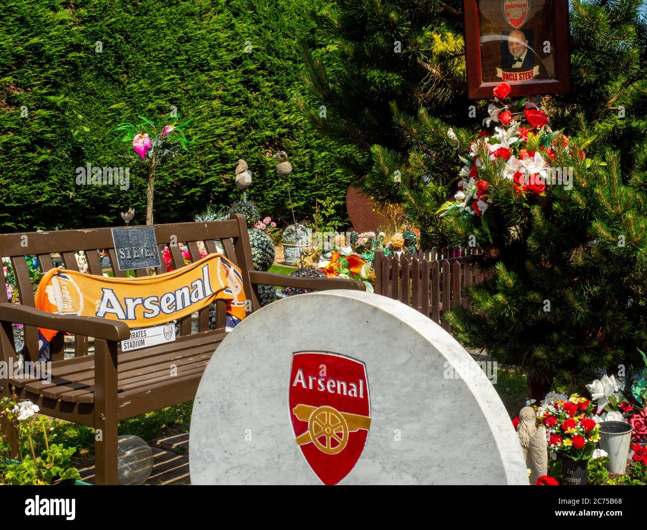 An Arsenal football fan laid to rest at Cheshunt cemetery, England ...