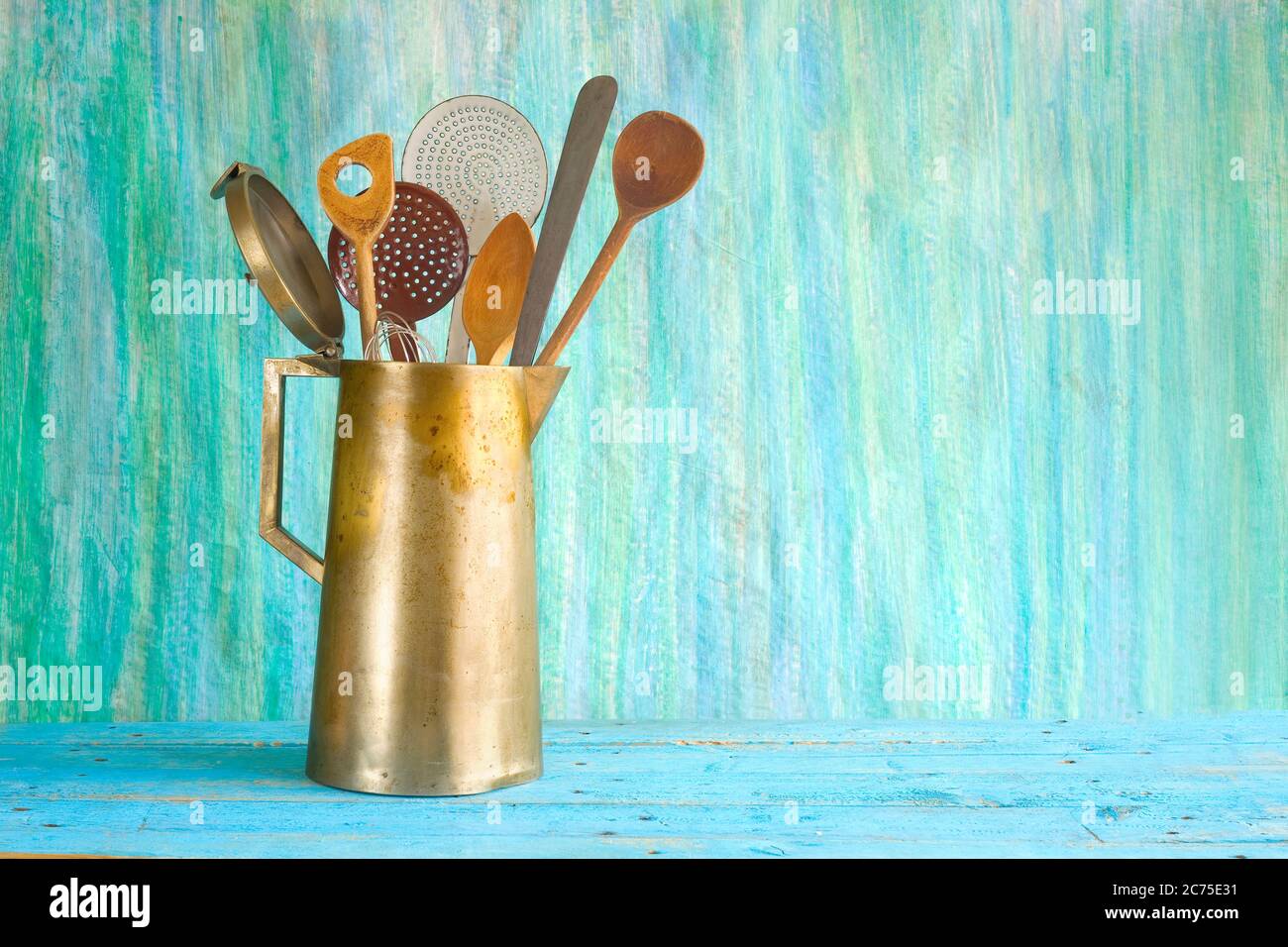 Old coffee pot hi-res stock photography and images - Alamy