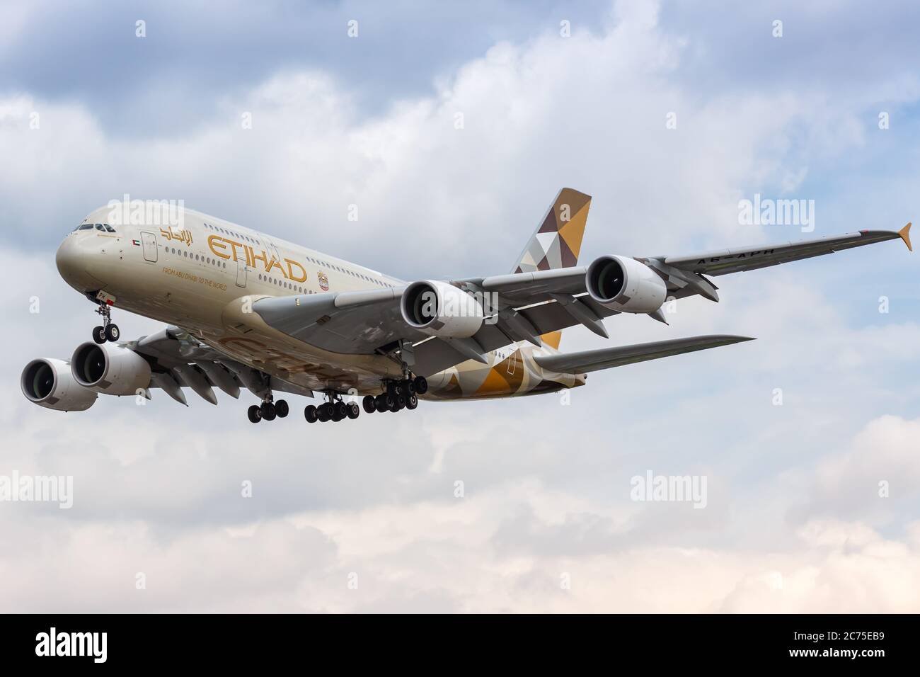 Heathrow aircraft airliner aviation hi-res stock photography and images ...