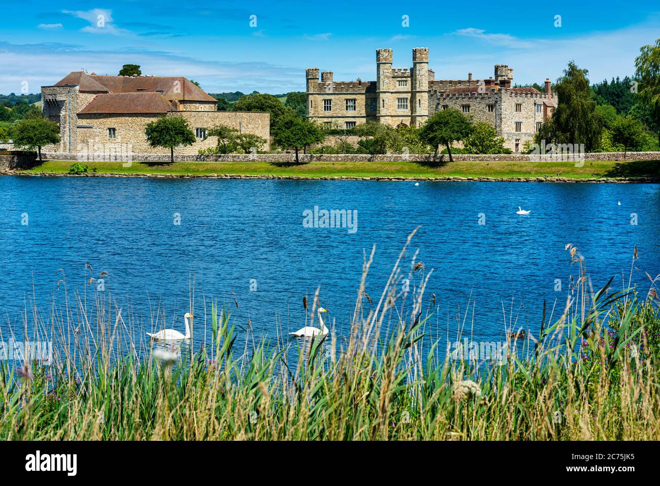Leeds castle moat kent england hi-res stock photography and images - Alamy