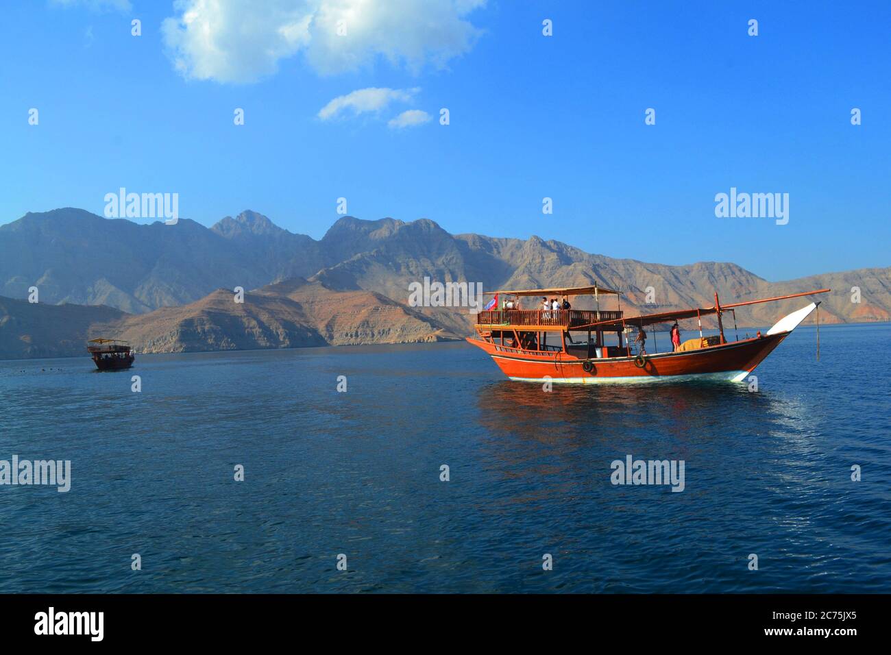 Painted dhow hi-res stock photography and images - Alamy
