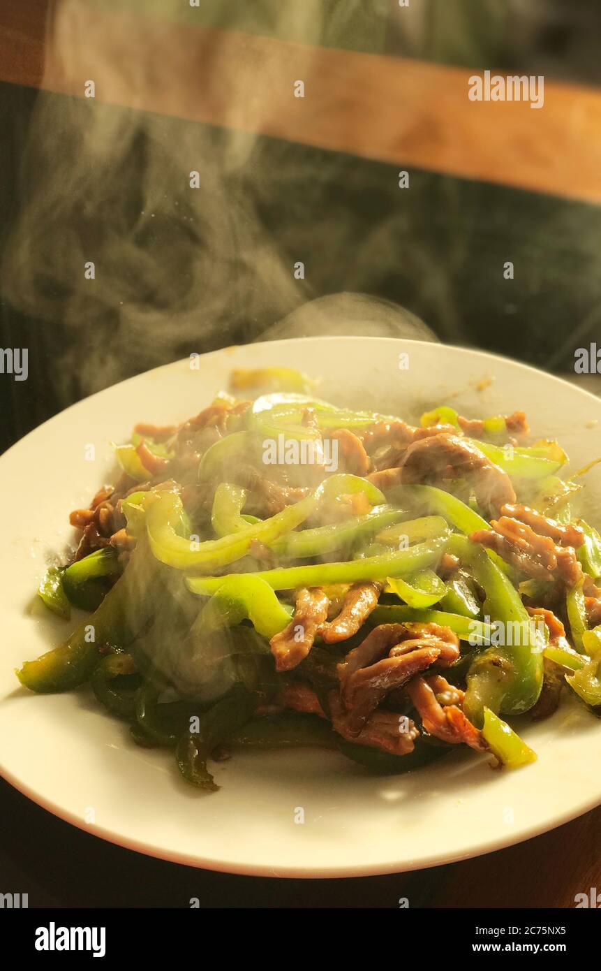 Chinese stir-fry beef slices with green capsicum Stock Photo - Alamy