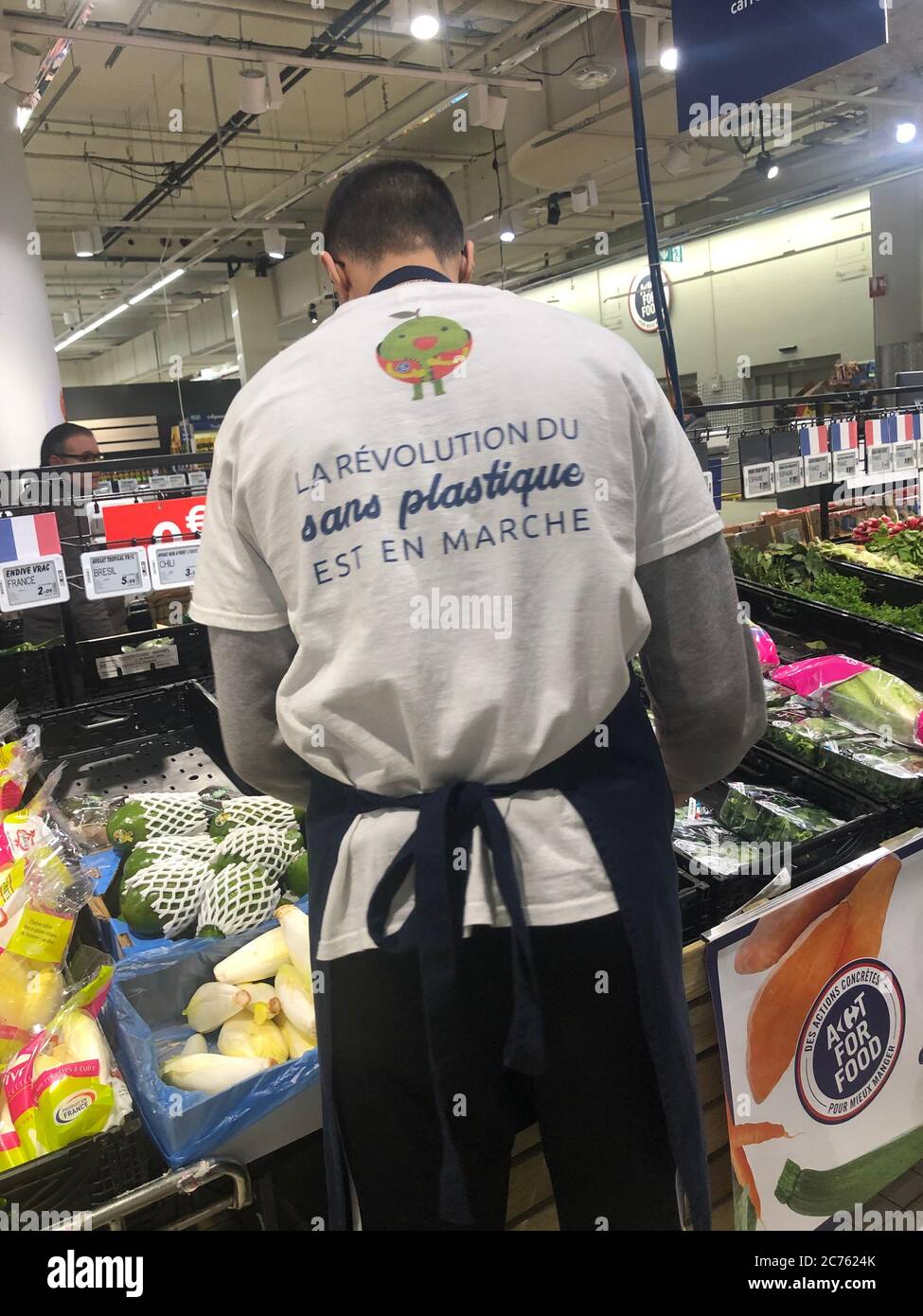 Supermarket Workers High Resolution Stock Photography and Images - Alamy