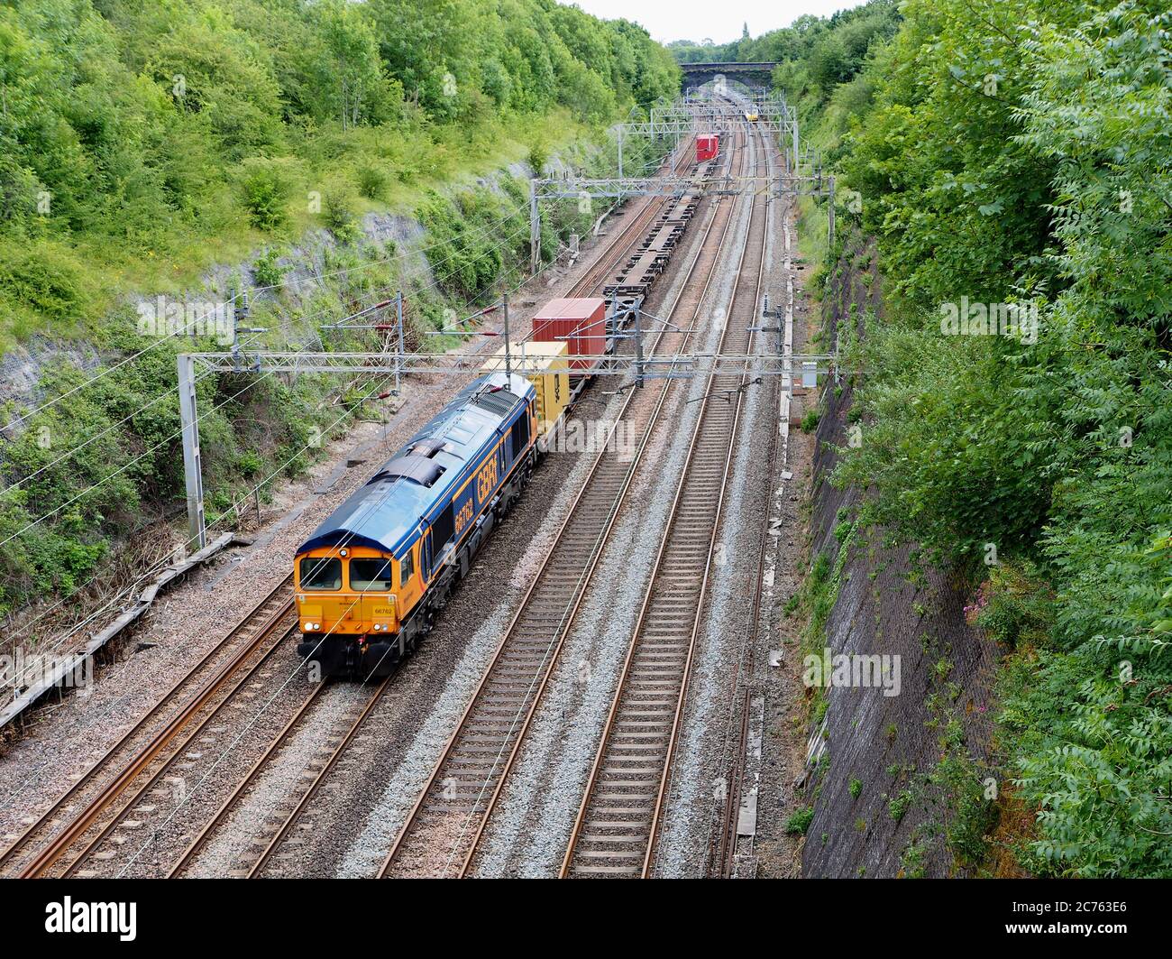 GBRF Class 66 66762 hauls an intermodal freight train through Roade ...