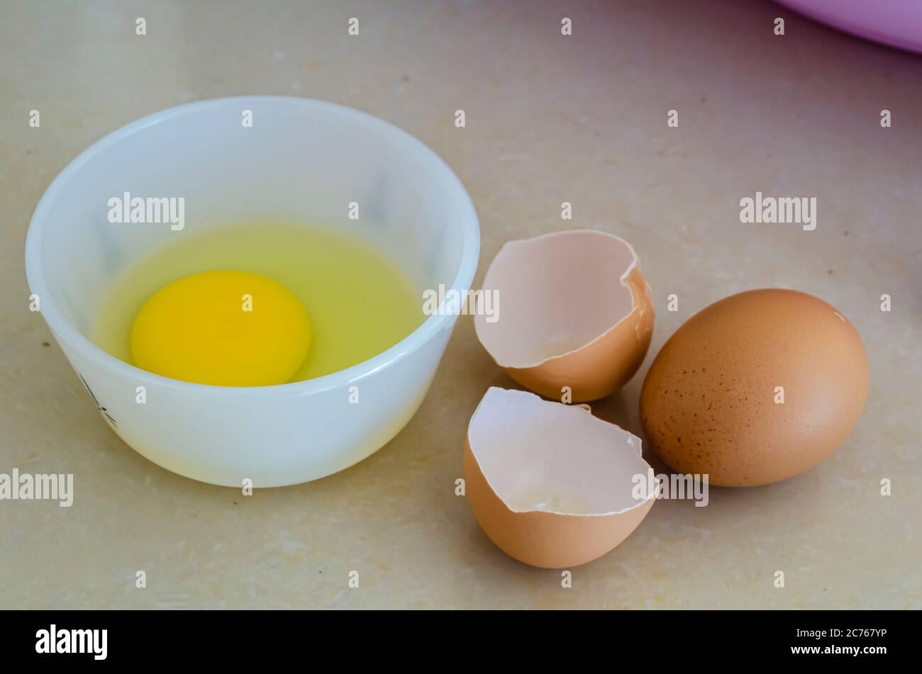 Egg shells dish hi-res stock photography and images - Alamy