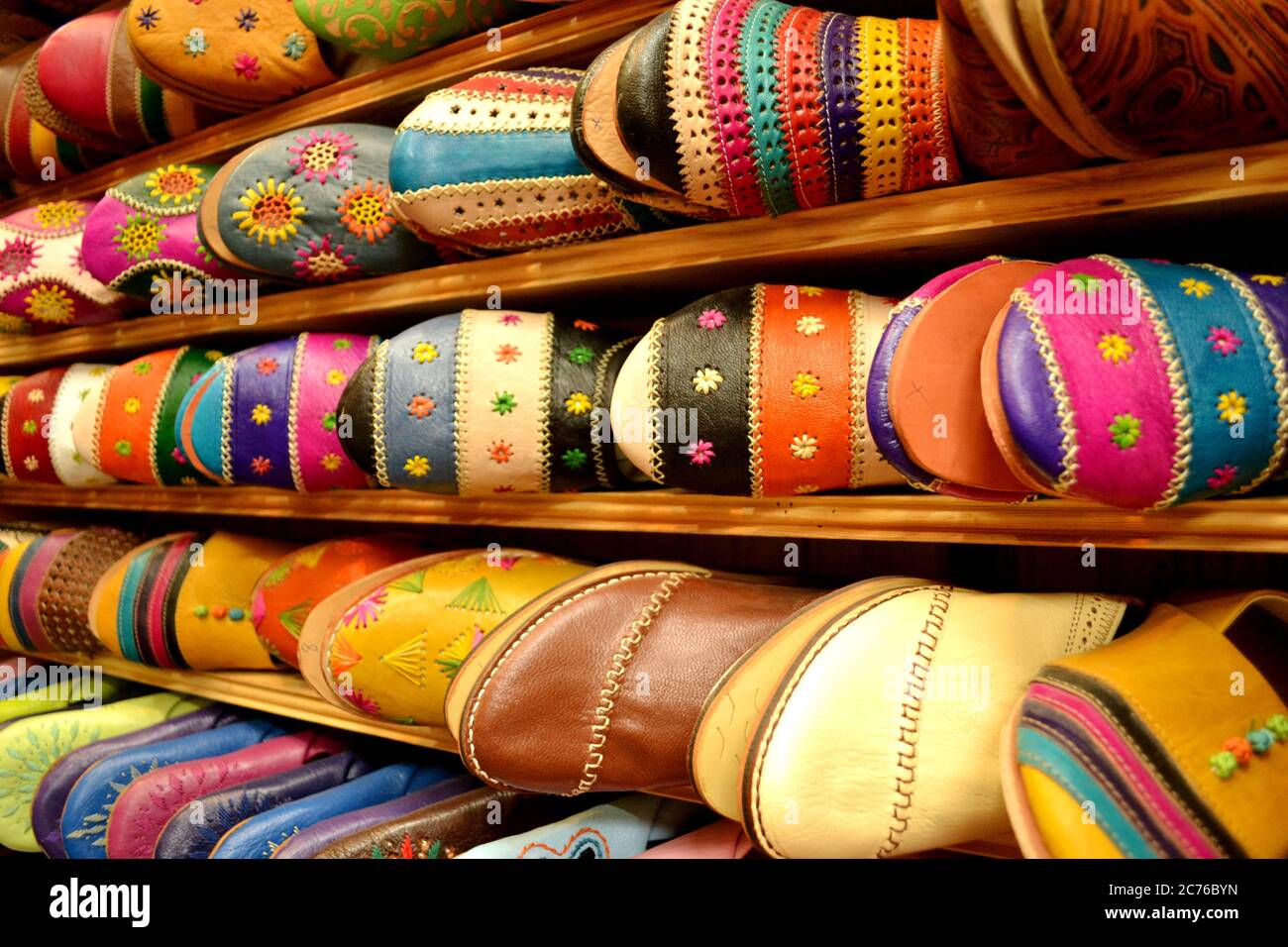 Traditional Moroccan shoes at the market in Fez Stock Photo - Alamy
