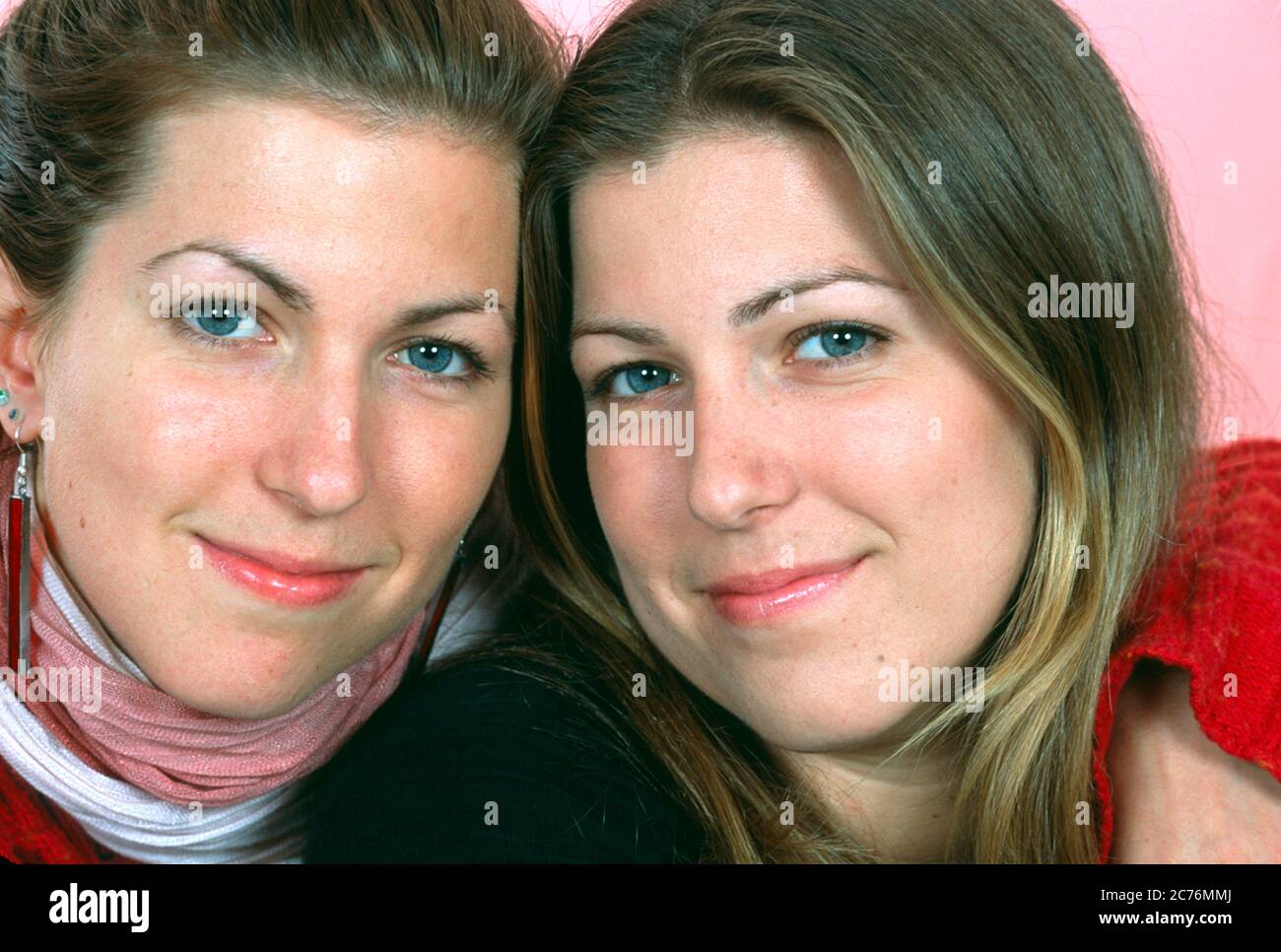 Portrait of beautiful identical female twins, USA Stock Photo - Alamy