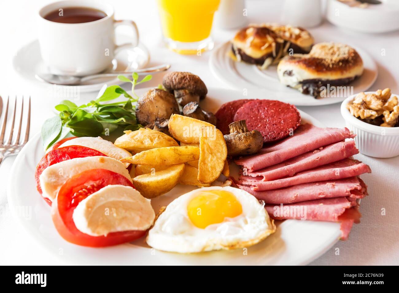 Full english breakfast plate hi-res stock photography and images - Alamy