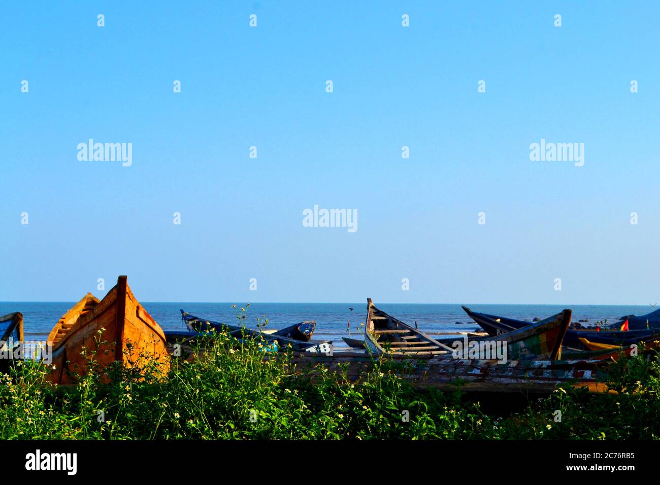 Wooden boats on the beach in Conakry, Guinea Stock Photo - Alamy