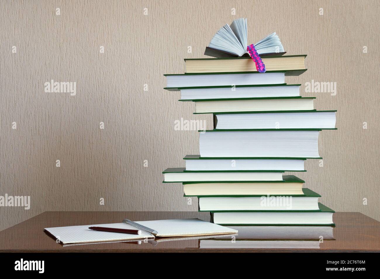 Writing table reading hi-res stock photography and images - Alamy