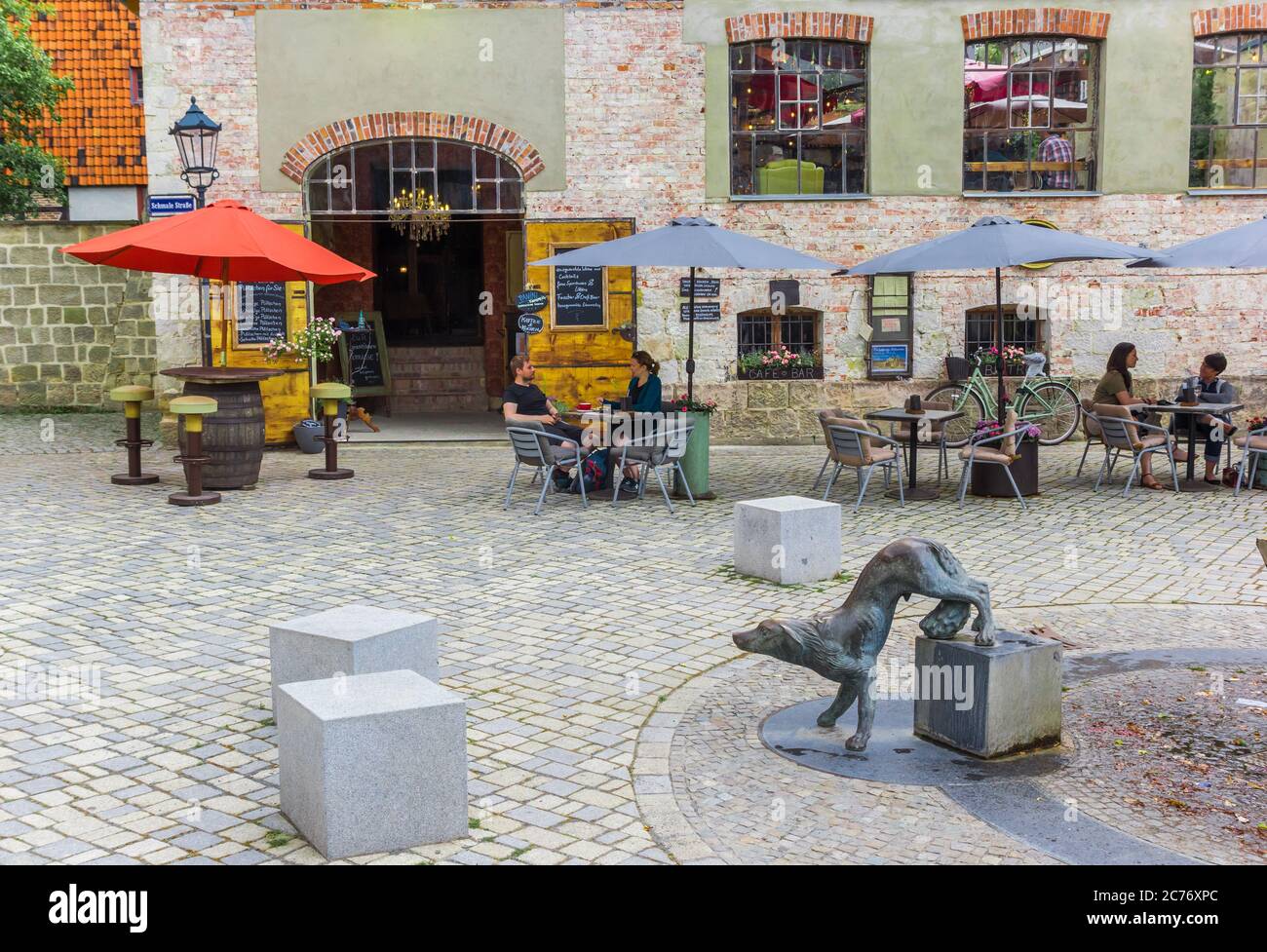 People at a restaurant on the Kornmarkt square of Quedlinburg, Germany ...