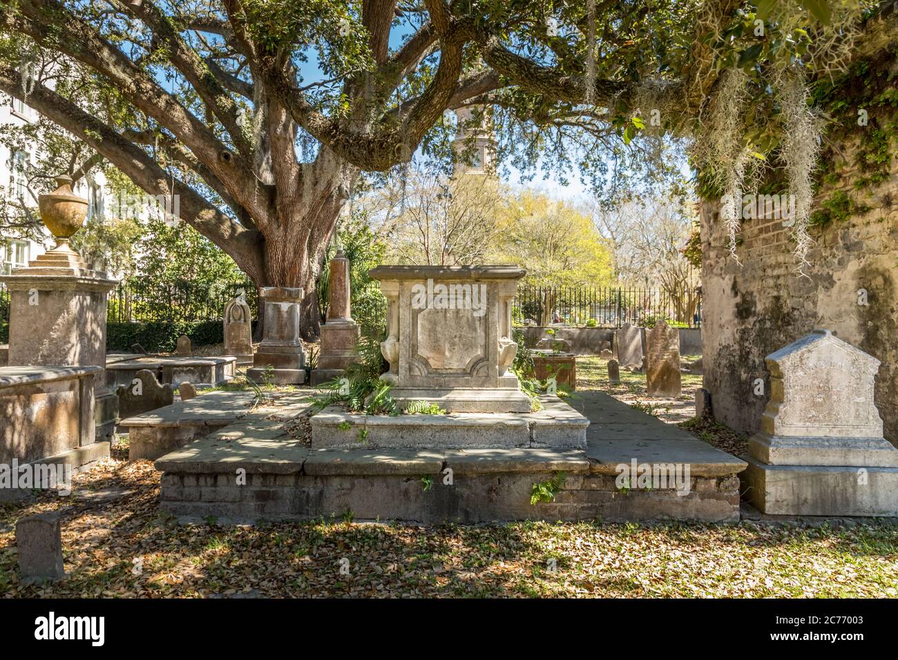 Old historic graveyard in Charleston, South Carolina Stock Photo - Alamy