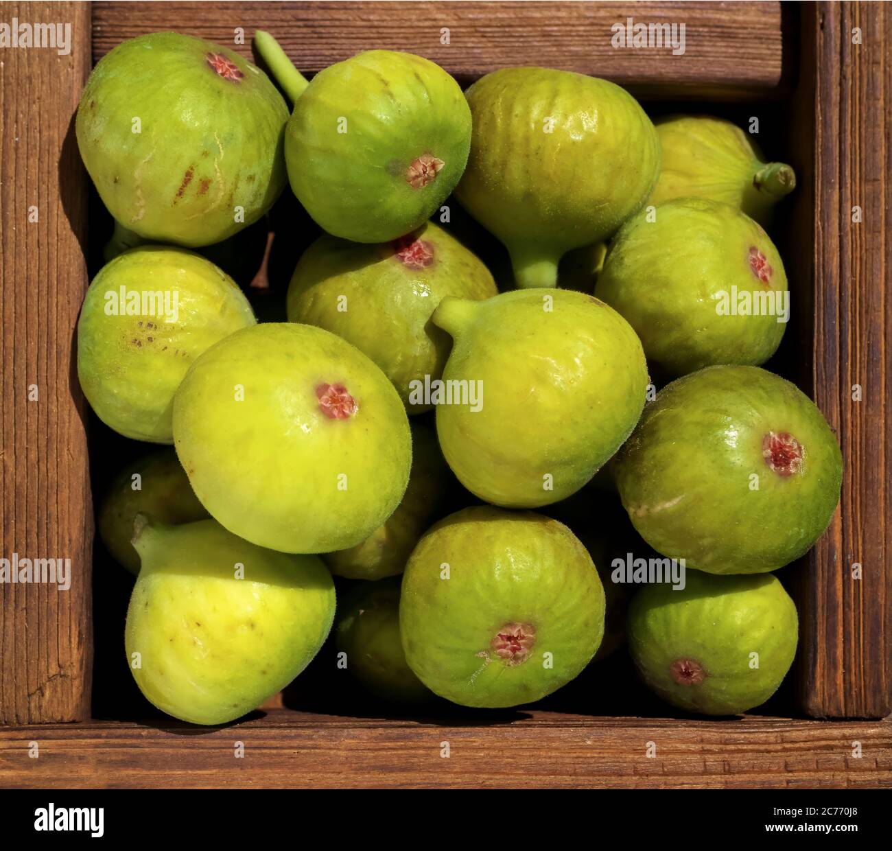 Figs in box hi-res stock photography and images - Alamy