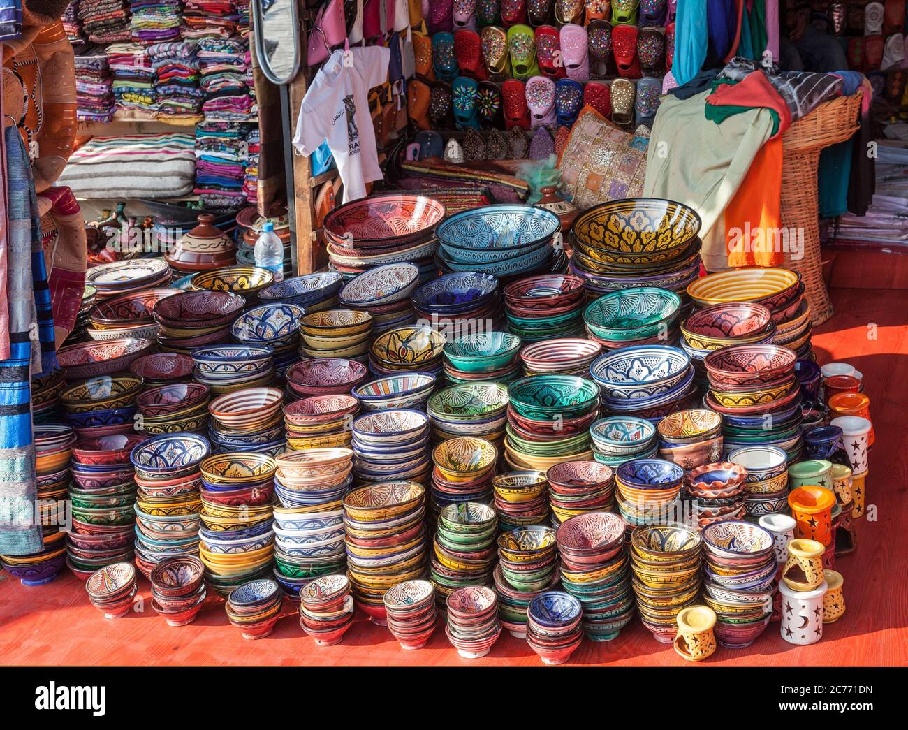 African handicrafts hi-res stock photography and images - Alamy