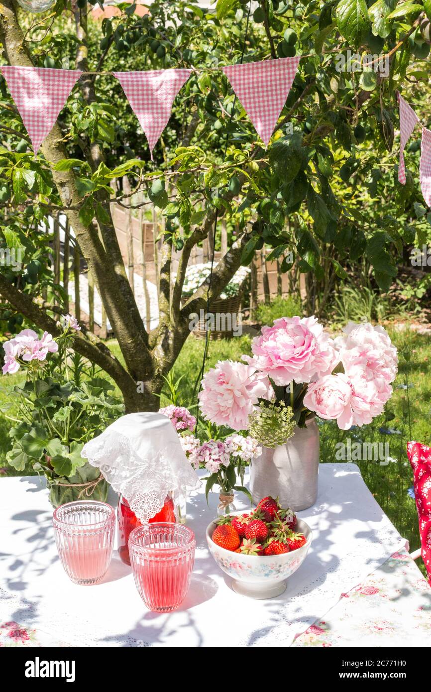 Garden party bunting hi-res stock photography and images - Alamy