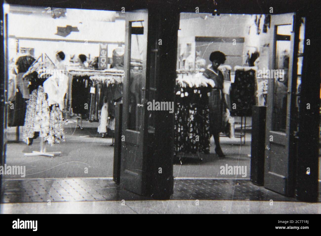 Fine 70s Vintage Black And White Lifestyle Photography Of Shoppers