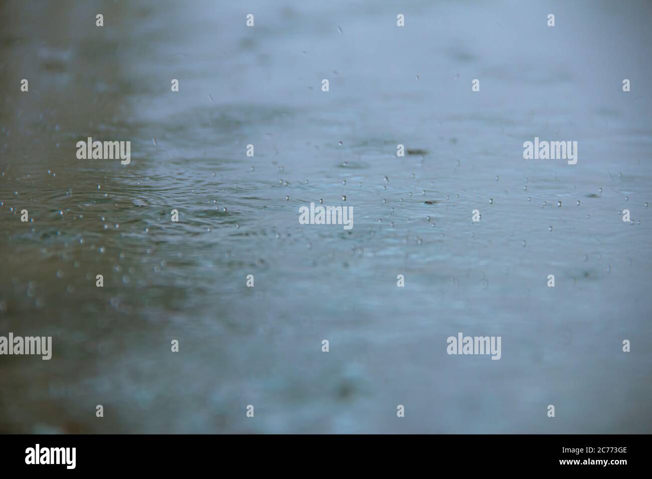 Rain drops falling hi-res stock photography and images - Alamy