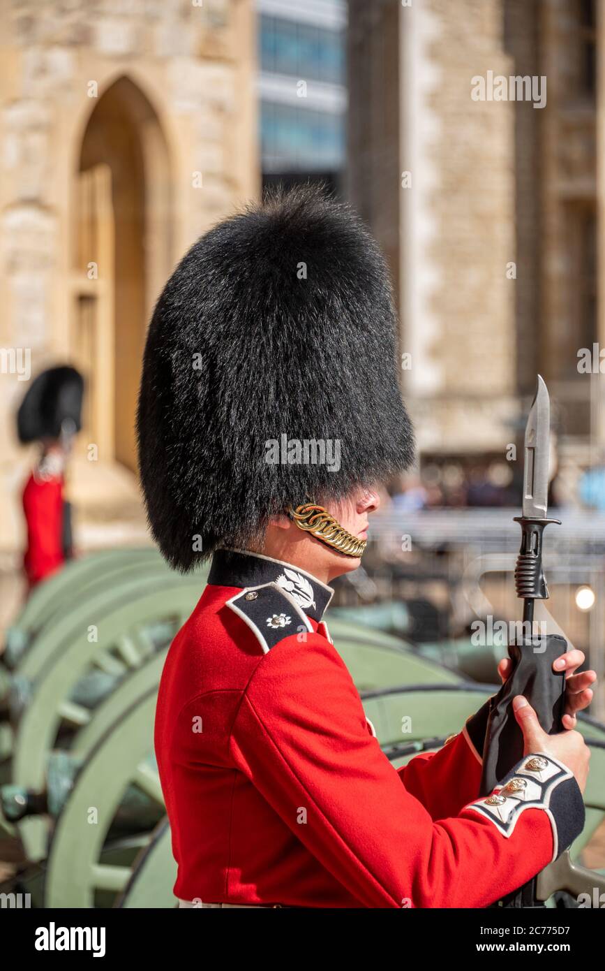 England london tower london guardsman hi-res stock photography and ...