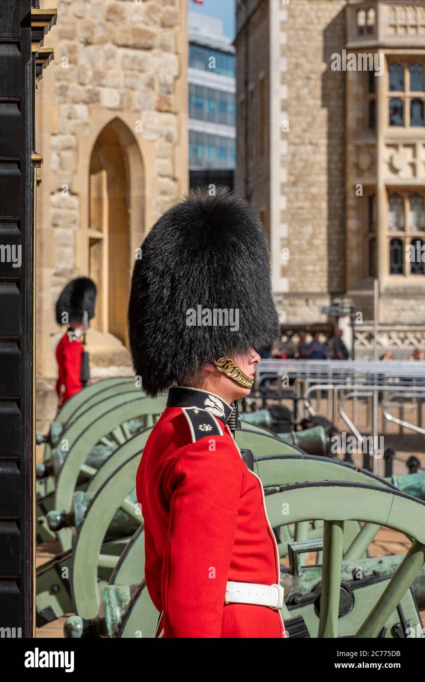 England london tower london guardsman hi-res stock photography and ...