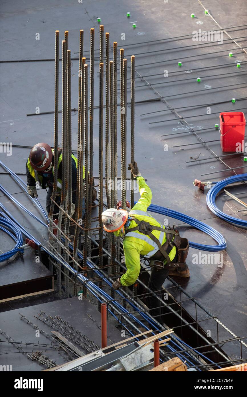 Skyscraper construction workers hi-res stock photography and images - Alamy