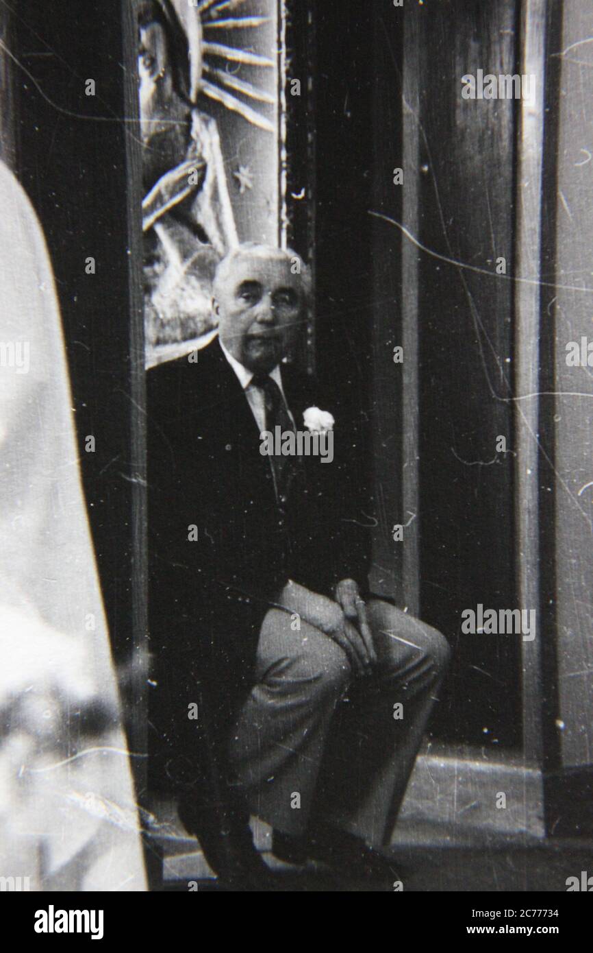 Man waiting patiently hi-res stock photography and images - Alamy