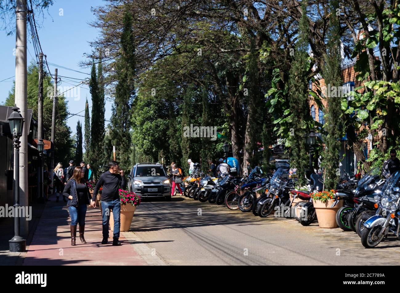 Pedestrians walking around famous hi-res stock photography and images ...