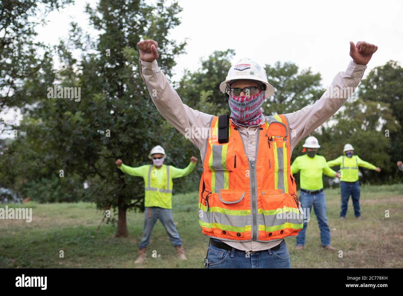 Construction workers listen hi-res stock photography and images - Alamy