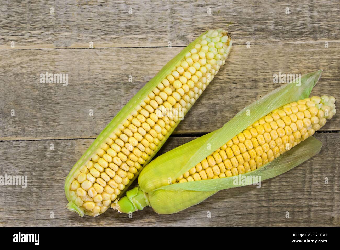 Fresh yellow corn on a wooden background Stock Photo - Alamy