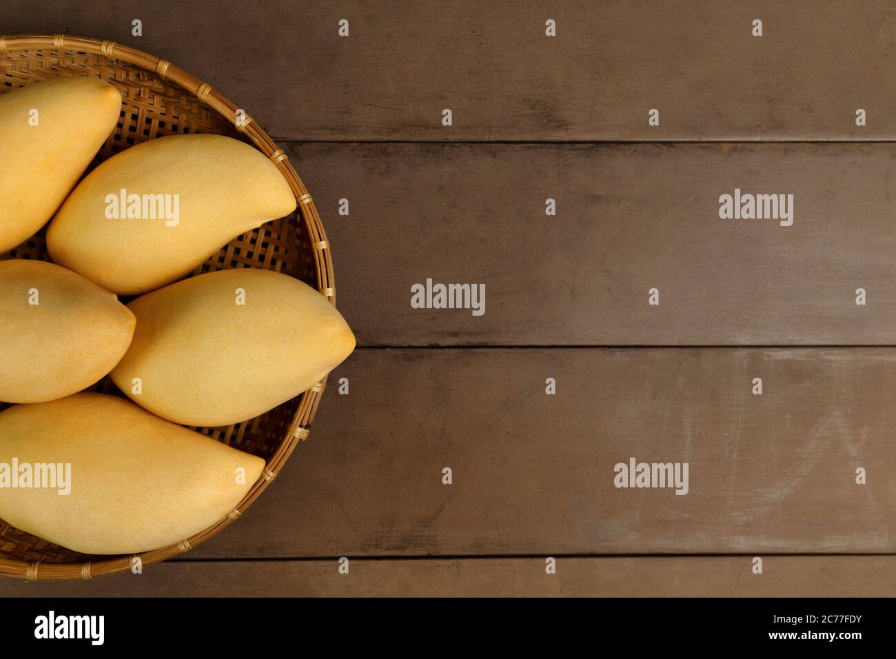 Top view Yellow Fresh mangos on real wood table. Mango tropical fruit ...
