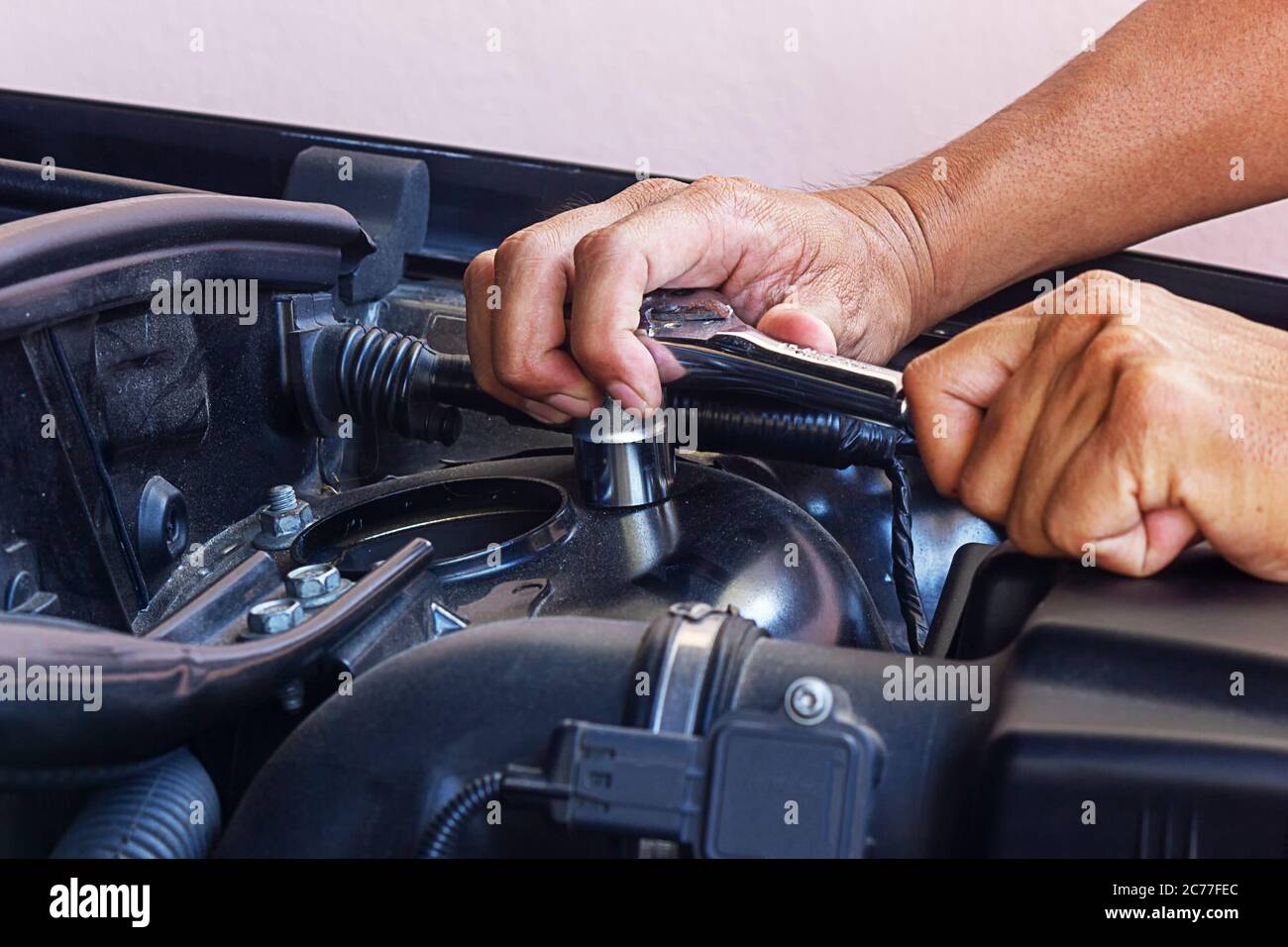 Auto mechanic repair engine close up hand Stock Photo - Alamy