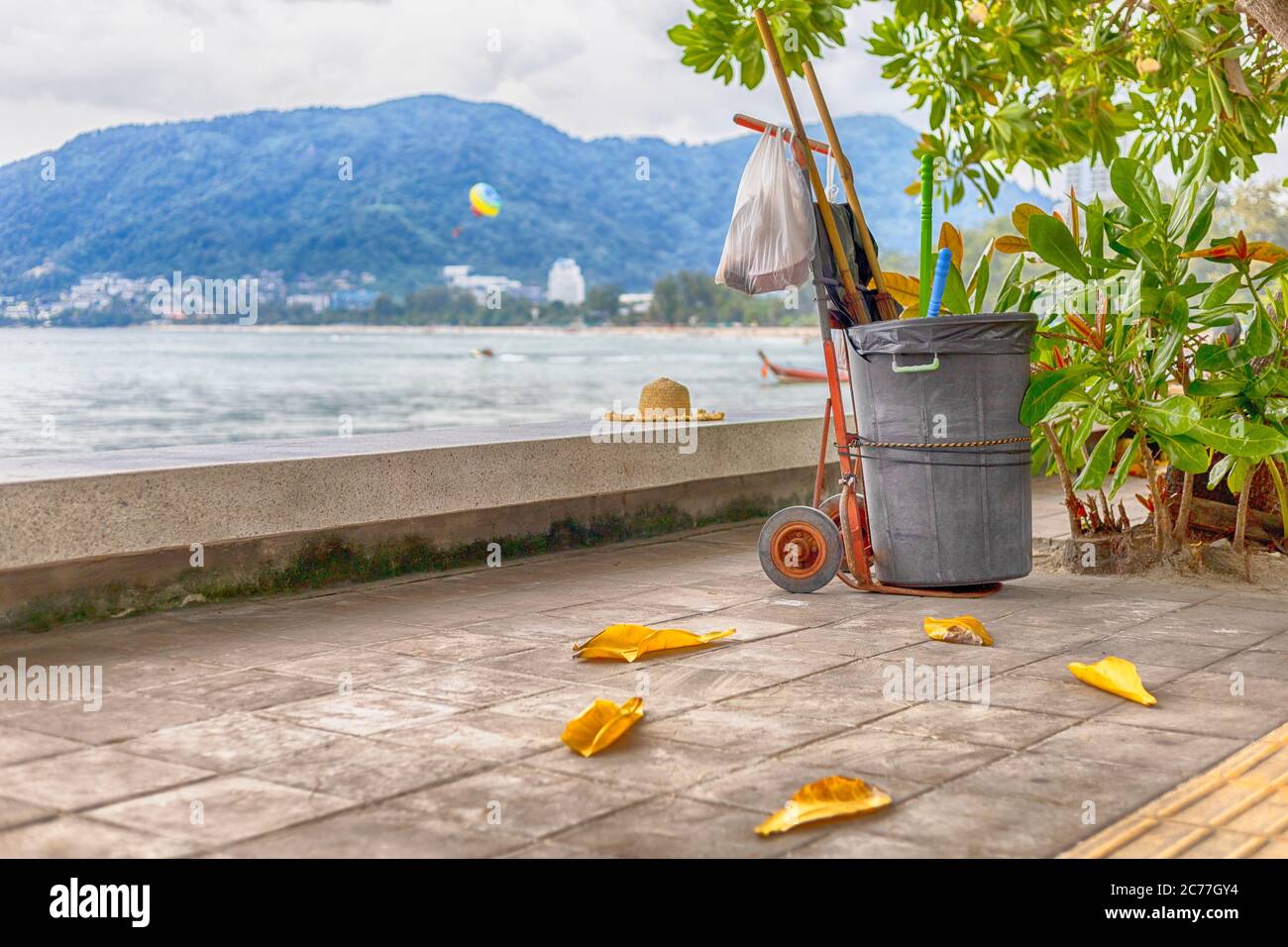 Dust broom icon hi-res stock photography and images - Alamy