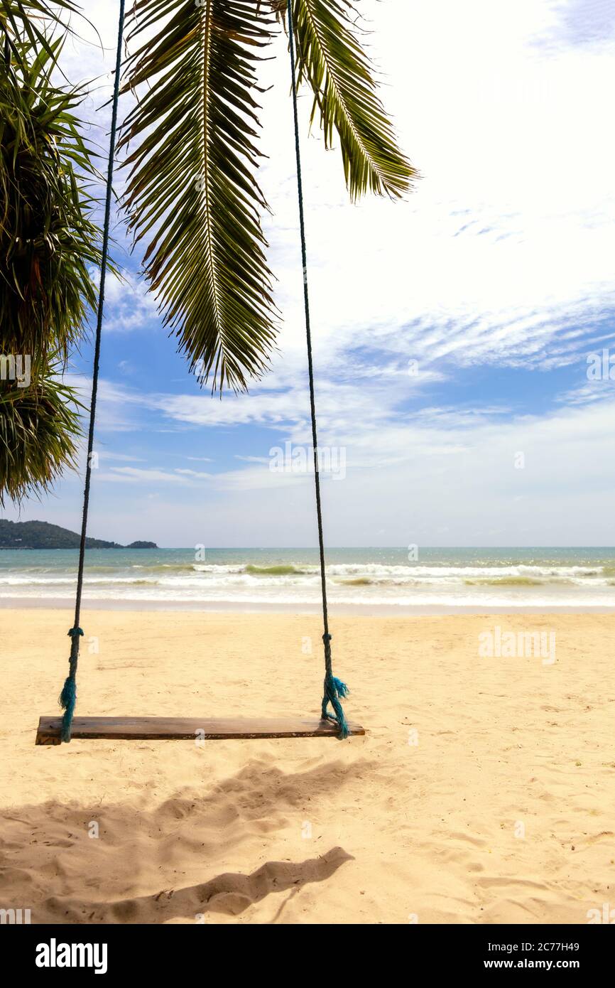 Tree over water rope swing hi-res stock photography and images - Alamy